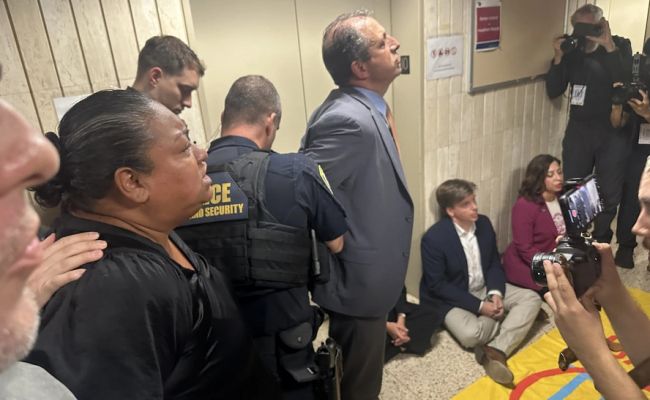 In New York, two Democratic senators and 9 deputies staged a riot over migrants — EADaily ...