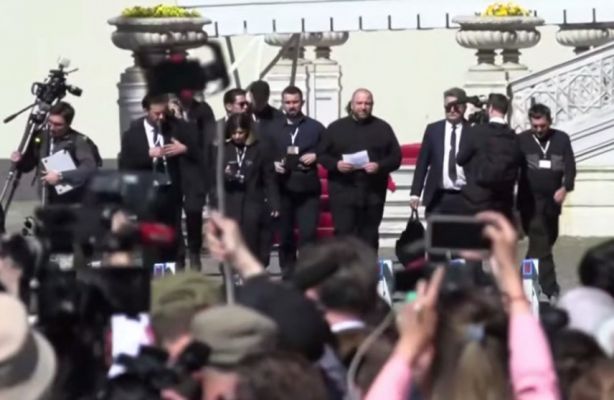 Российских журналистов не пустили на пресс-подход Умерова — EADaily, 2 июня 2025 — Переговоры ...